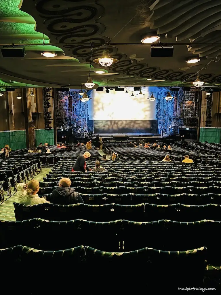 Review Wicked the Musical in the Apollo Victoria Theatre London